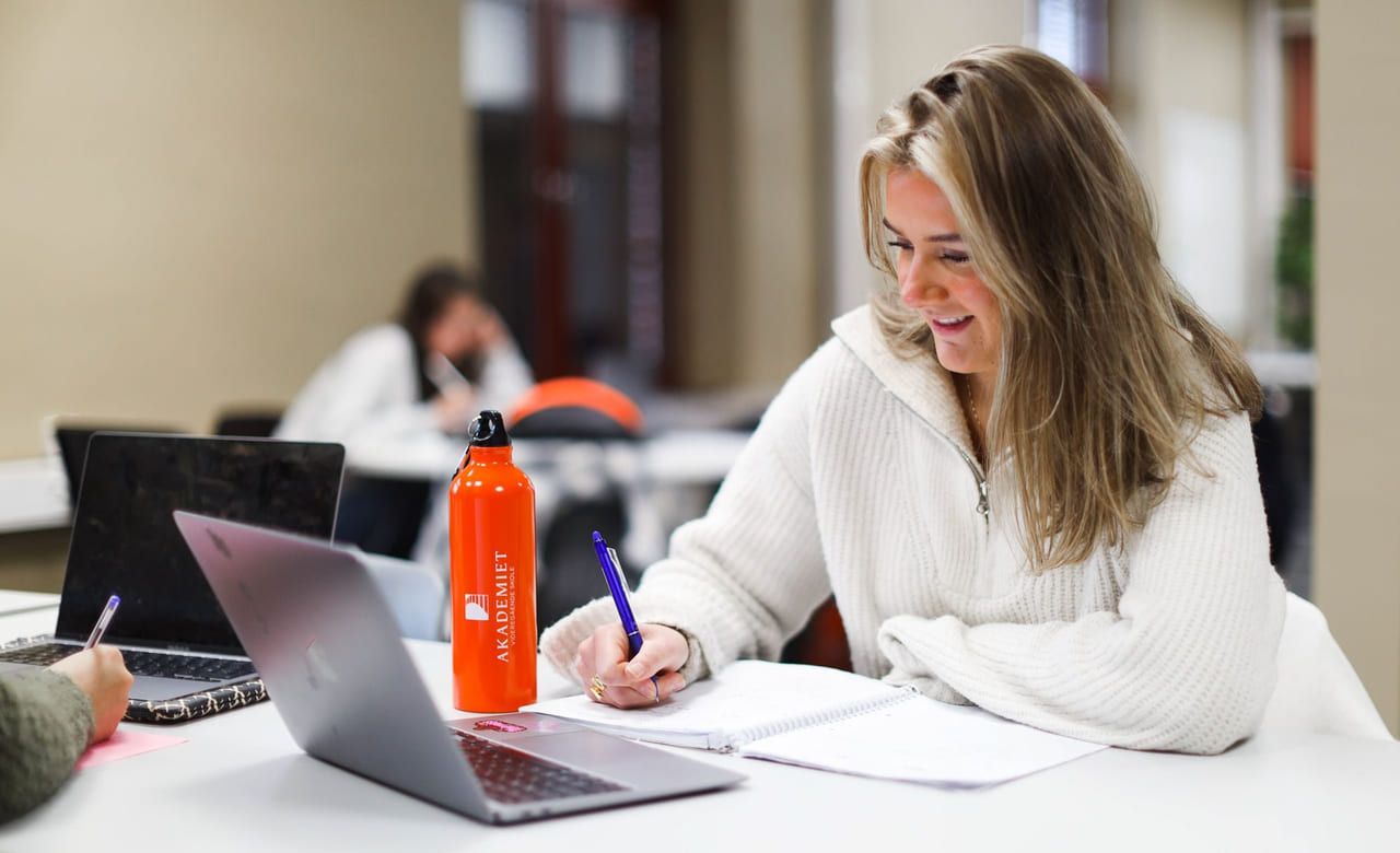 Salg, service og reiseliv | Utdanningsprogram | Akademiet.no