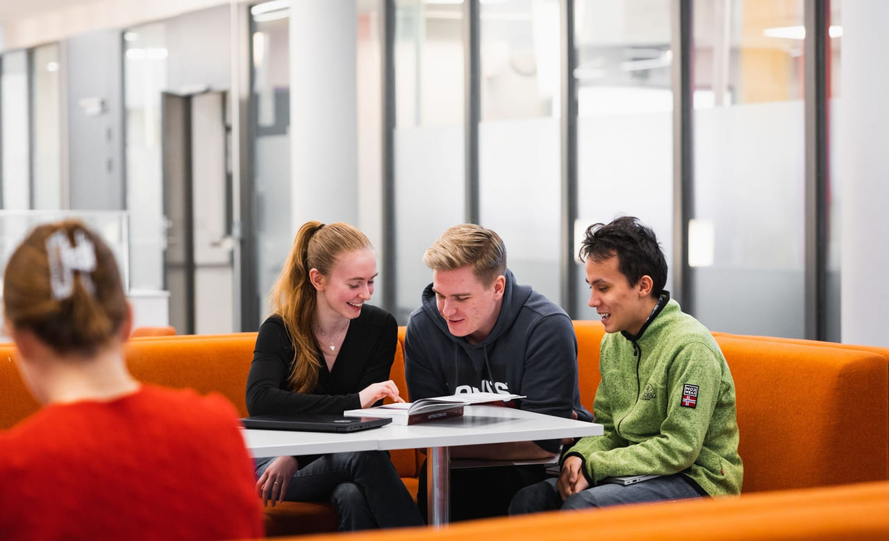 Om skolen | Akademiet VGS Sandvika | Akademiet.no