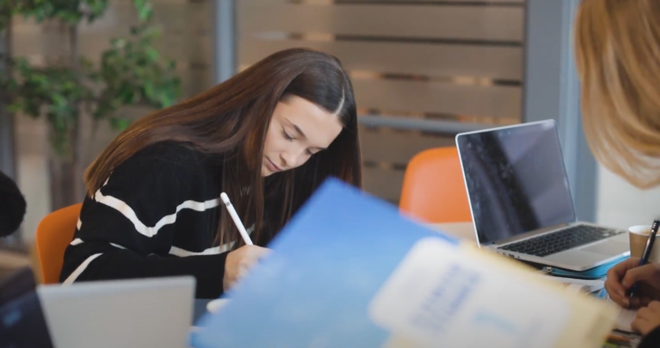 Silje tar fag i klasserom | Privatister | Akademiet Privatistskole