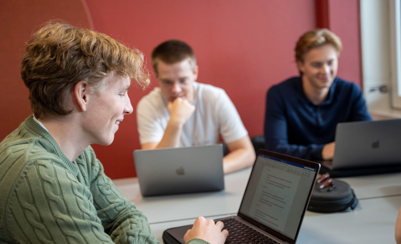 Akademiet Nettstudier | Eksamensrettede kurs på nett