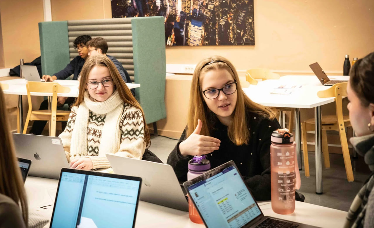 Her føler jeg at lærerne bryr seg | Ypsilon | Akademiet.no