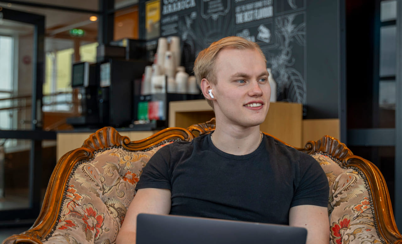 Akademiet Nettstudier | Eksamensrettede kurs på nett