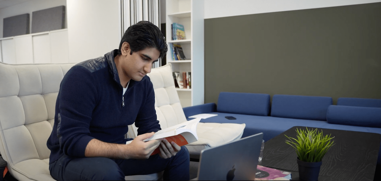 Hasnain tar totalpakken som privatist på Akademiet